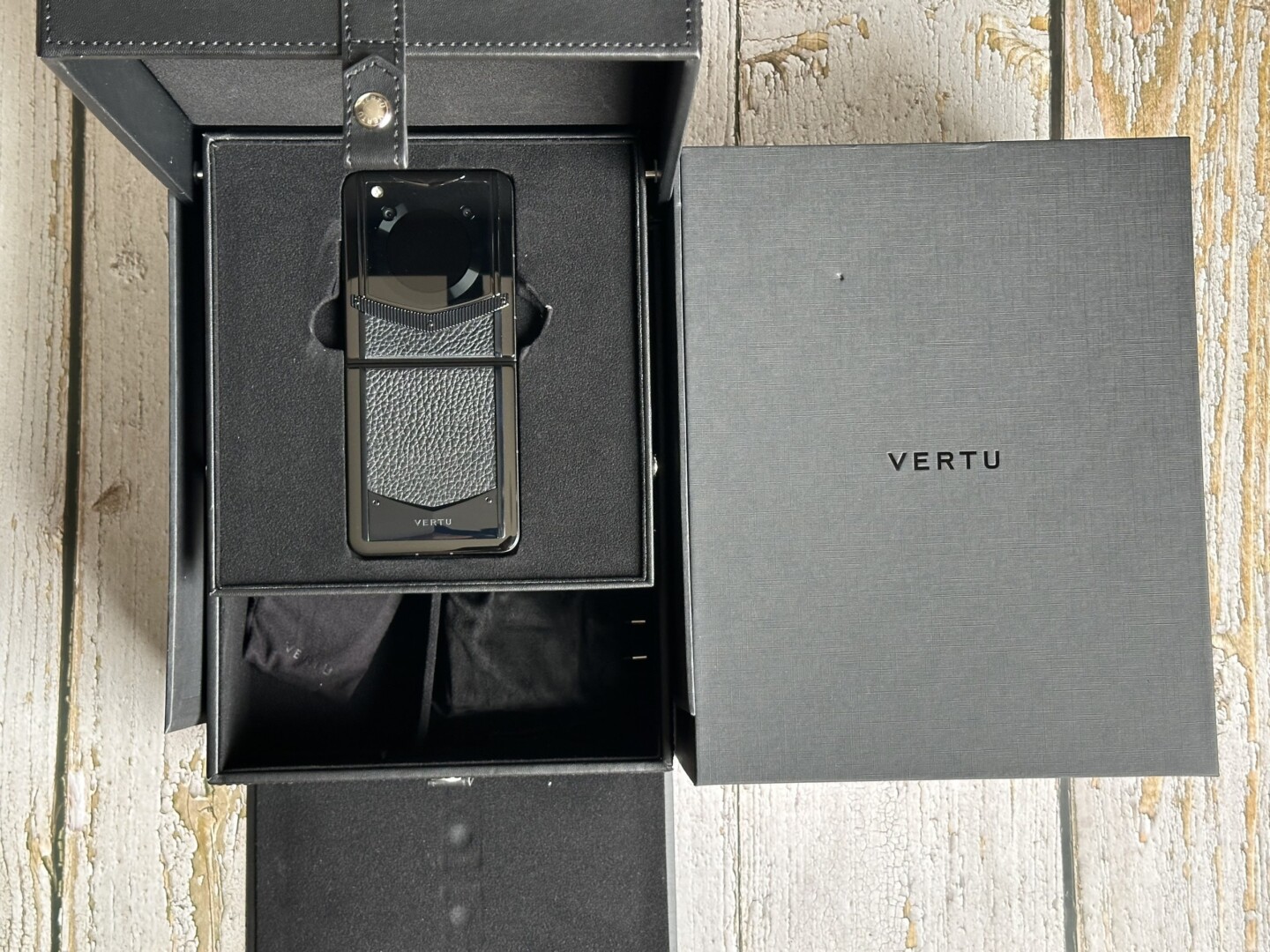 Điện Thoại Vertu Iron Flip Jade Black Lưng Bọc Da Bò 99% - Vertu Việt Nam