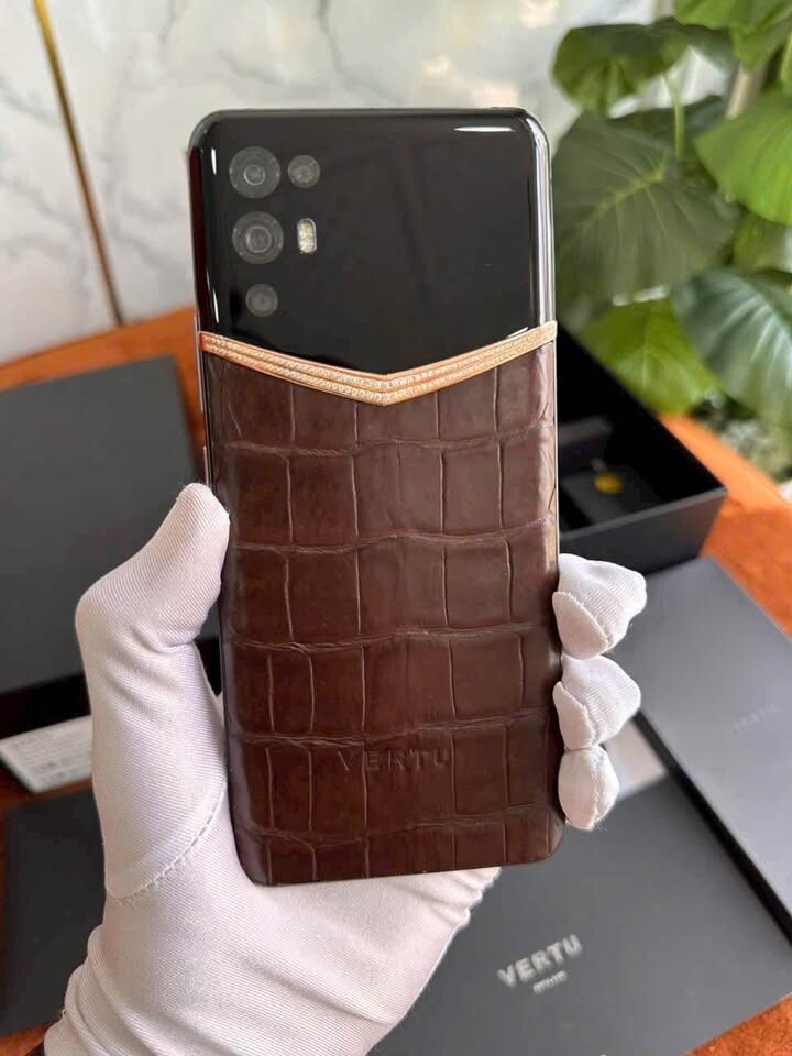 iVertu 5G 18K Gold Diamonds bọc vàng kim cương đẹp 99% - Vertu Việt Nam